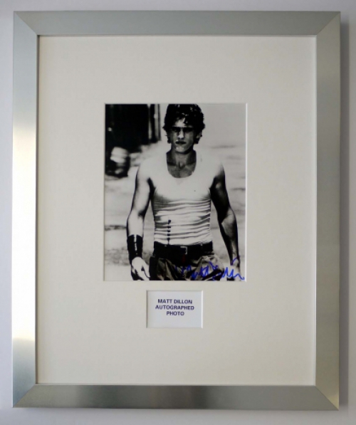 MATT DILLON/BLACK & WHITE SCENE FROM THE OUTSIDERS/SIGNED PHOTO/FRAMED/COA